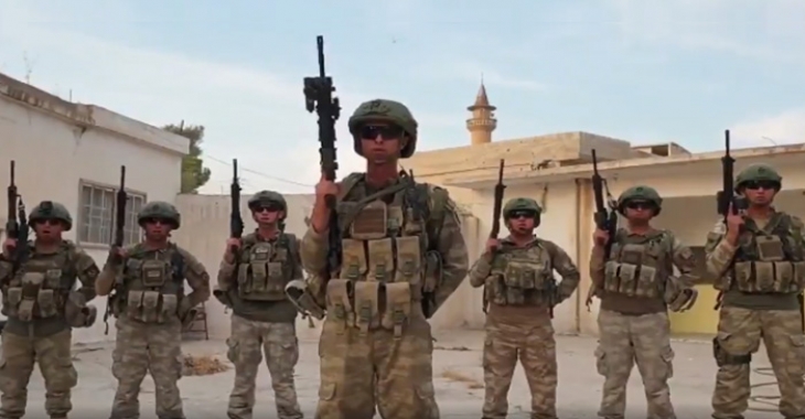 Asker selamı veren sporculara askerlerden selam